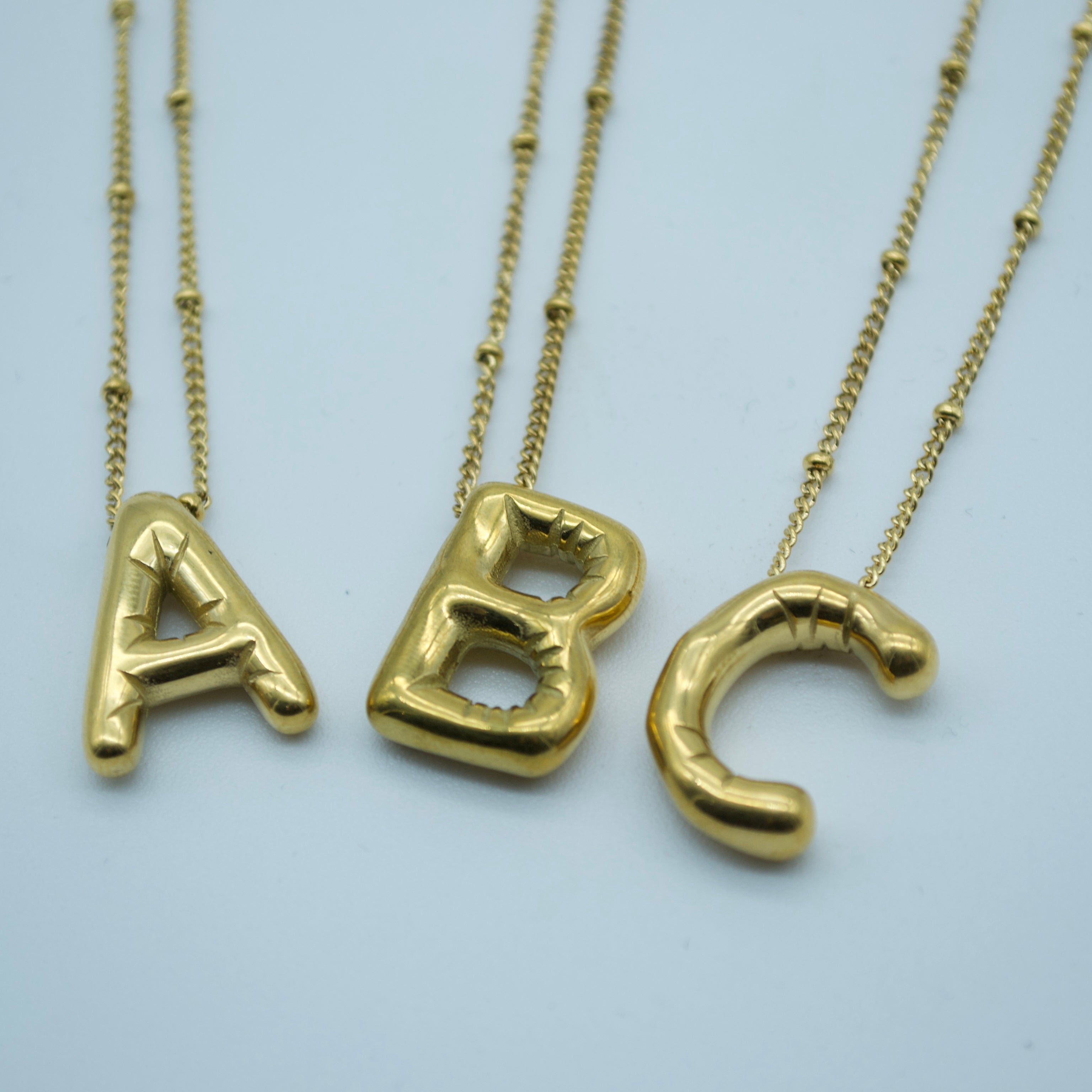 Collar Letra Globo Dorado – ginebra joyeria